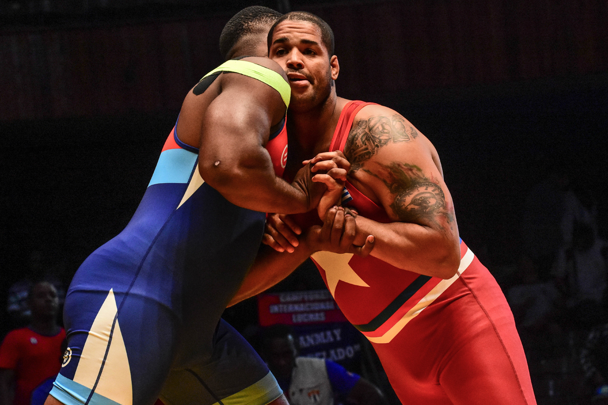 The behemoth battle at 130kg between top-flight Cubans Oscar PINO HINDS ...