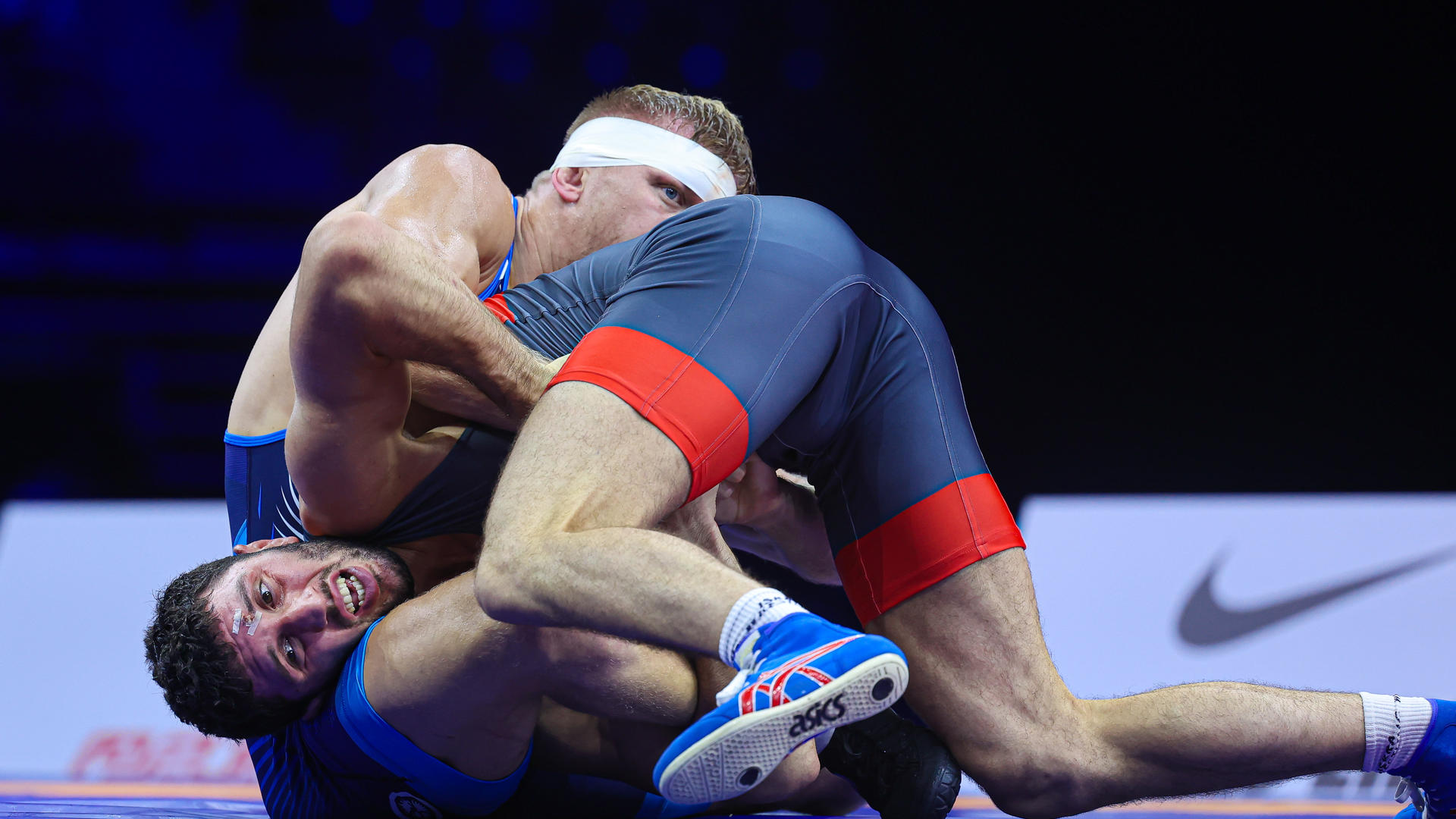 Zaurbek SIDAKOV (AIN) defeated Kyle DAKE (USA) 10-7 in the 74kg World ...